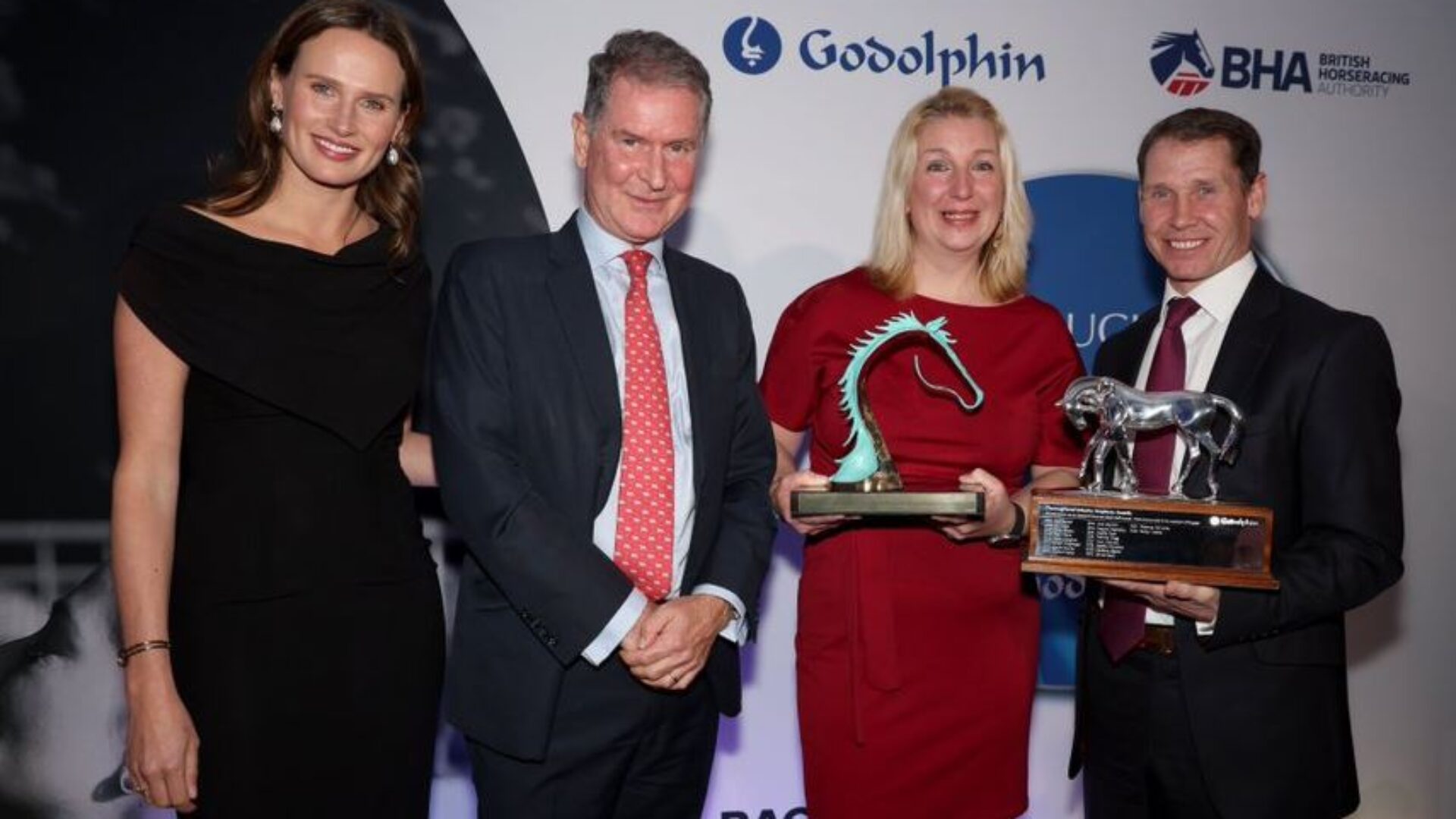 Sarah Guest named Employee of the Year at 2023 Thoroughbred Industry ...